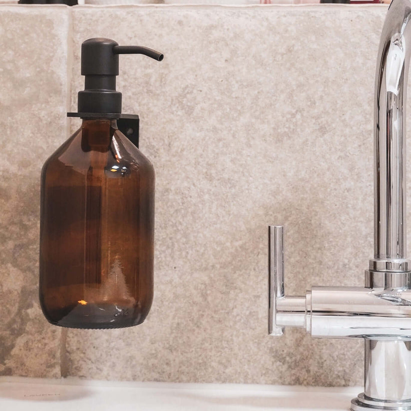 SOFIJA - Set aus Flaschenhalterung und Seifenspender | TIOK – tiok ...